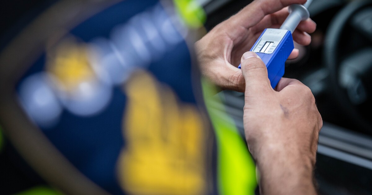 Agressieve automobilist met kleine kinderen op achterbank weigert ...