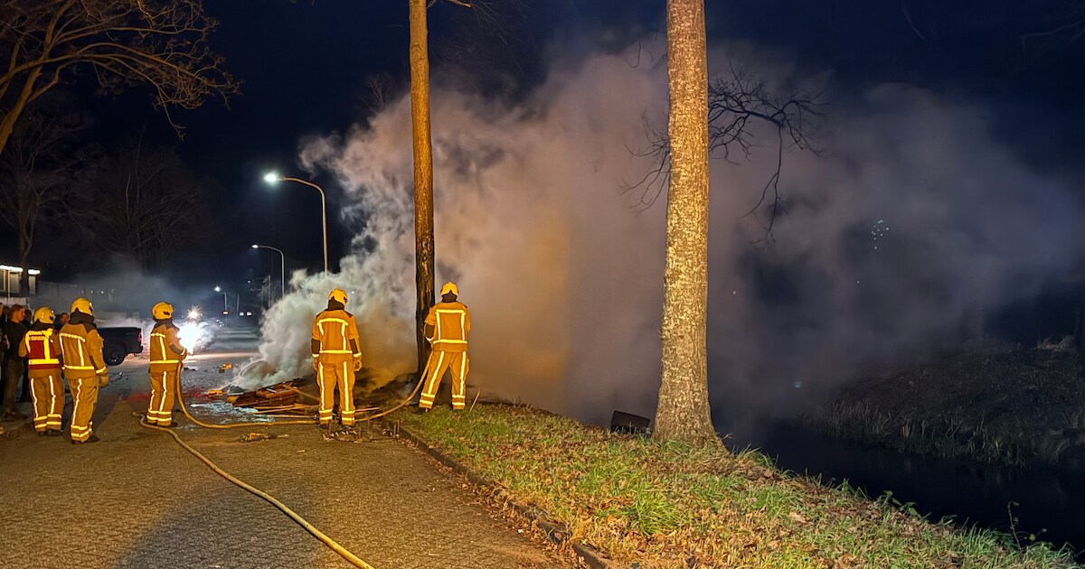 Grote stapel hout in brand op J. Abelnstraat in Emmer-Compascuum | 112 ...