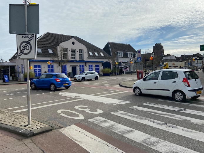 Binnenstad van Wijk bij Duurstede alleen via omweg te bereiken nu kruispunt op de schop gaat ...