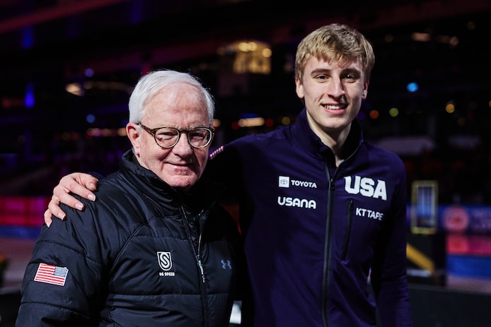 Deze ‘schaatsopa’ keerde speciaal voor Stolz terug uit pensioen ...