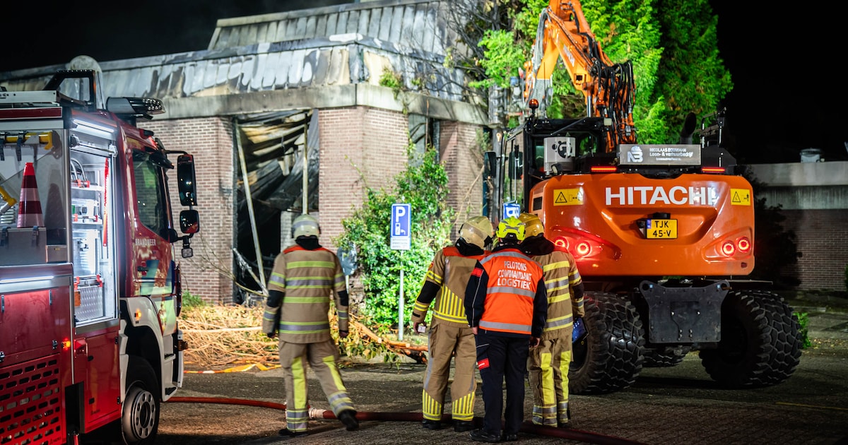 Brandweer heeft urenlang de handen vol aan grote brand in Houten die ...