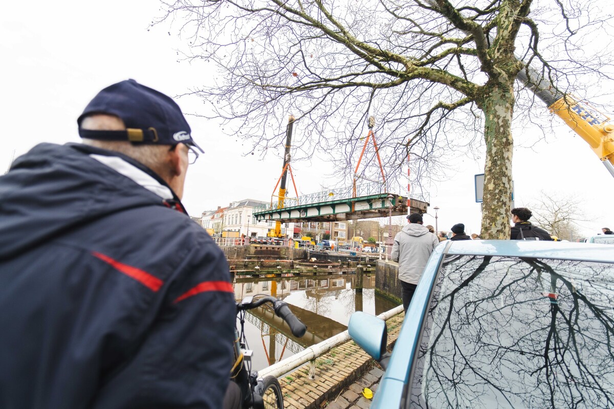 Draaibrug uit 1895 in Leeuwarden tijdelijk verwijderd voor onderhoud ...