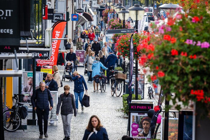 Fietsers en scooters blijven probleem in centrum Oud-Beijerland: ‘Ze ...