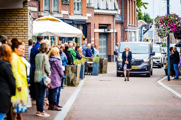 Honderden mensen vormen erehaag voor de winkel van overleden bloemenman ...