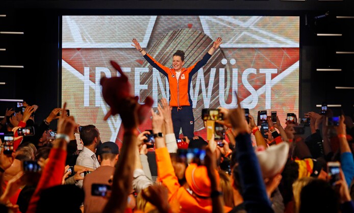 Wüst emotioneel bij zien familie tijdens huldiging Holland House ...