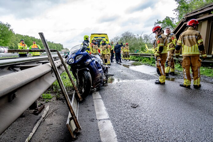 Motorrijder rijdt op A59 van viaduct af en belandt op uitvoegstrook ...