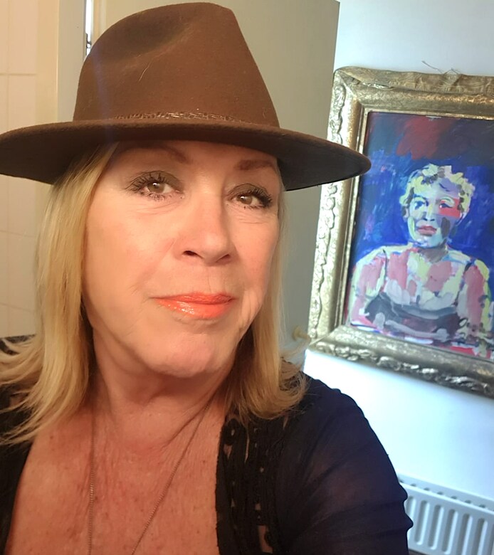 Viola Holt duikt zangstudio in met ‘meesteroplichter’ Ari Olivier ...