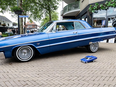 Trotse Gerrit (87) showt blinkende Ford Mustang op Oldtimermeeting ...