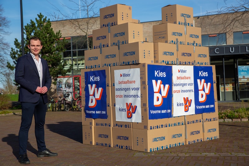 VVD-kandidaat Niels (28) voert actie tegen woningnood | Regio | AD.nl