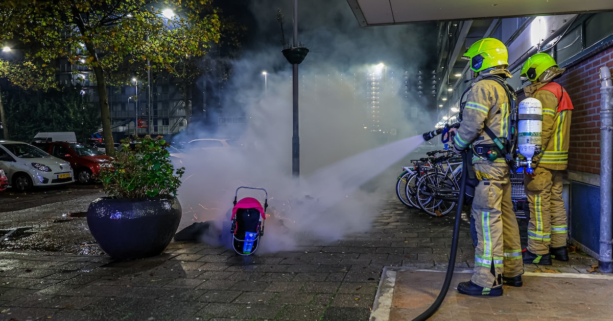 Grofvuil in brand in Rotterdam-Ommoord, fietsen beschadigd | Regio | AD.nl