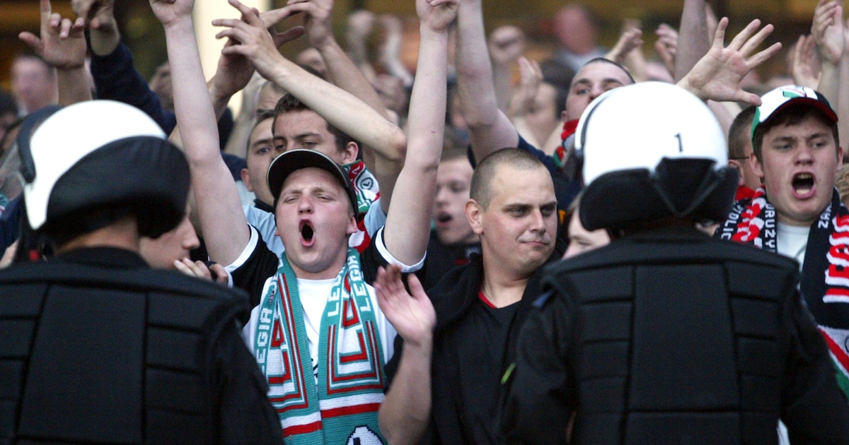 Nietsontziende Poolse hooligans van Legia zijn al jaren de schrik van ...