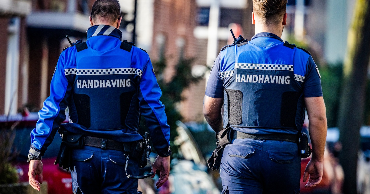 Bestuurder is het niet eens met bekeuring en probeert handhaver aan te ...