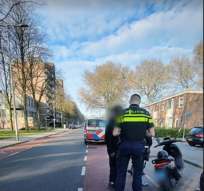Twee jongens rijden op snorfiets zonder rijbewijs en krijgen bekeuring ...