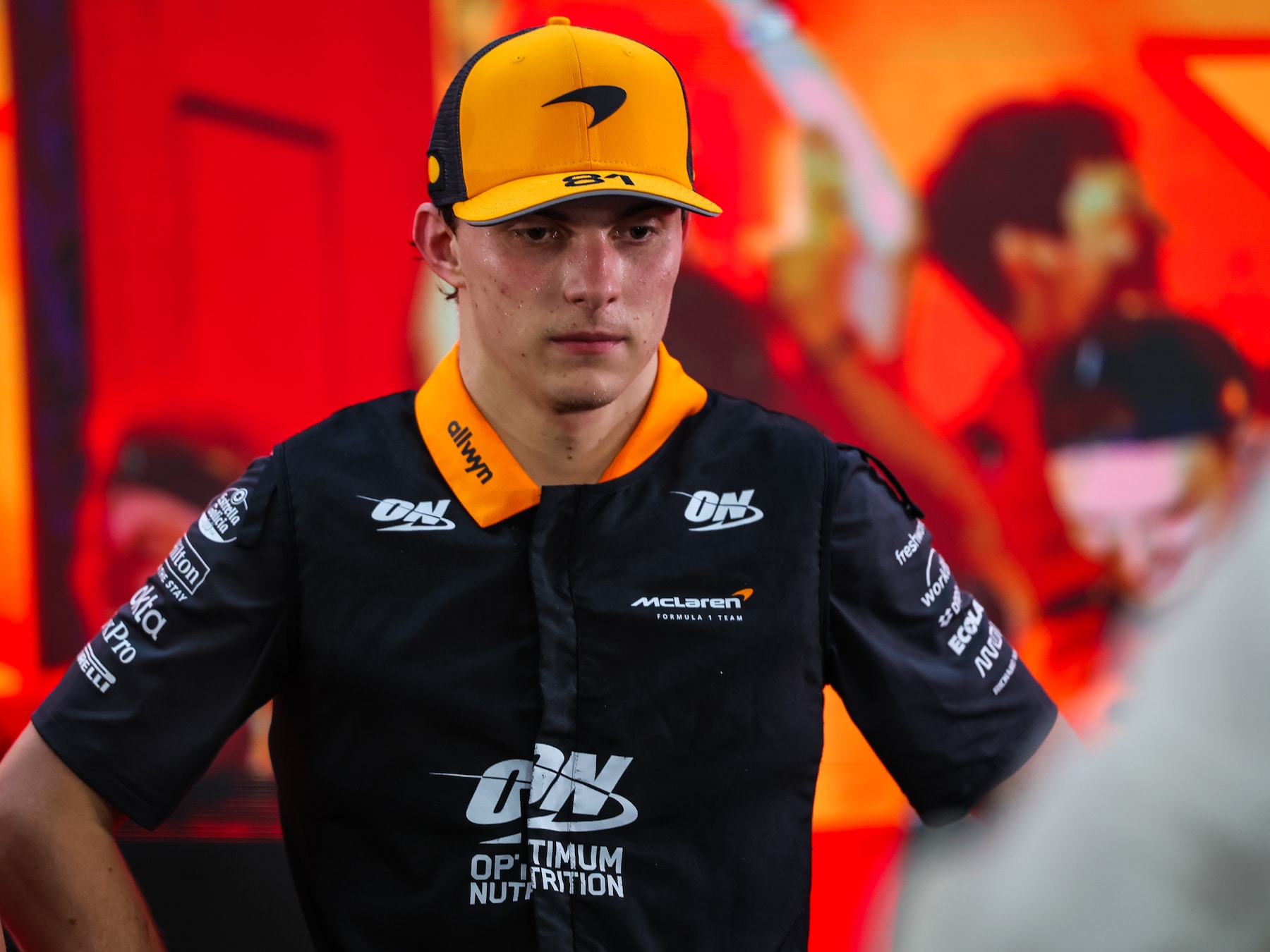 George Russell lacht om botsing met Max Verstappen: ‘Wilde laten zien dat hij de baas was, maar ...