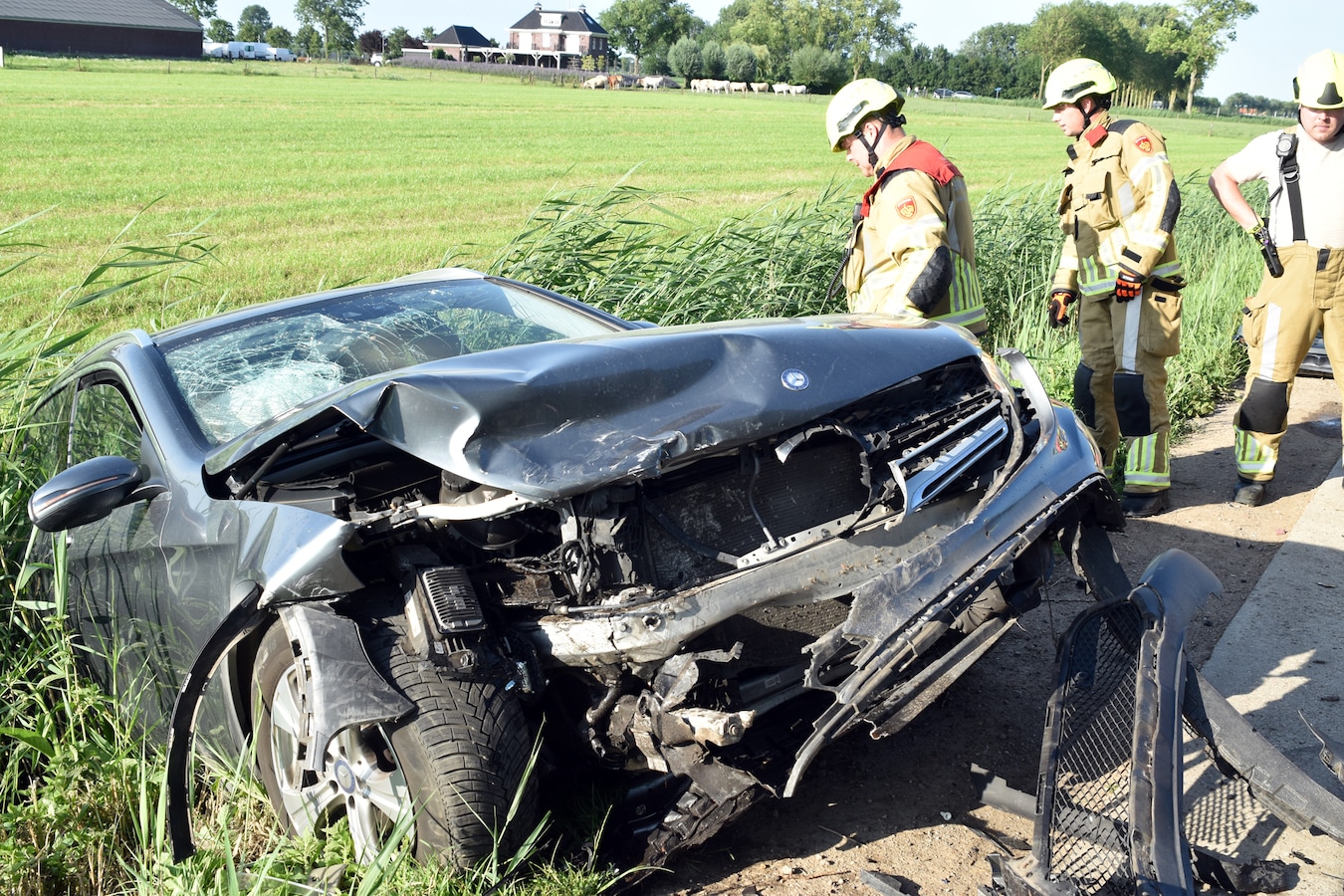 Vier gewonden bij frontale botsing in Kerkwijk: traumahelikopter en ...