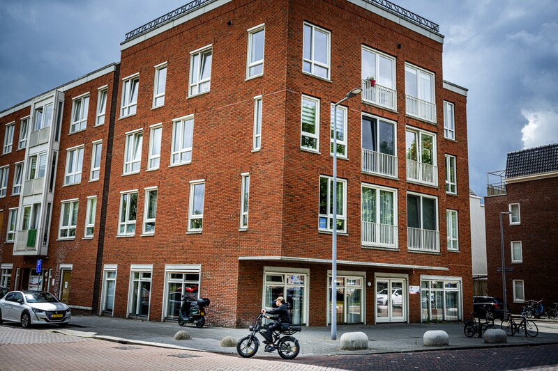 Dochters vinden elkaar als hun ouders ‘liefdeloos’ in verpleeghuis ...