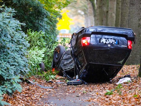 Zware crash bij Nijkerk: achteras raakt los van auto, bestuurder ...