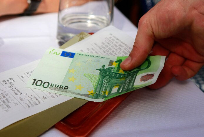 Toeristen flink duurder uit: Parijse restaurants rekenen hogere prijzen ...