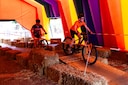 Fietsend door steegjes, dwars door de kroeg en langs pooltafels: dit ...