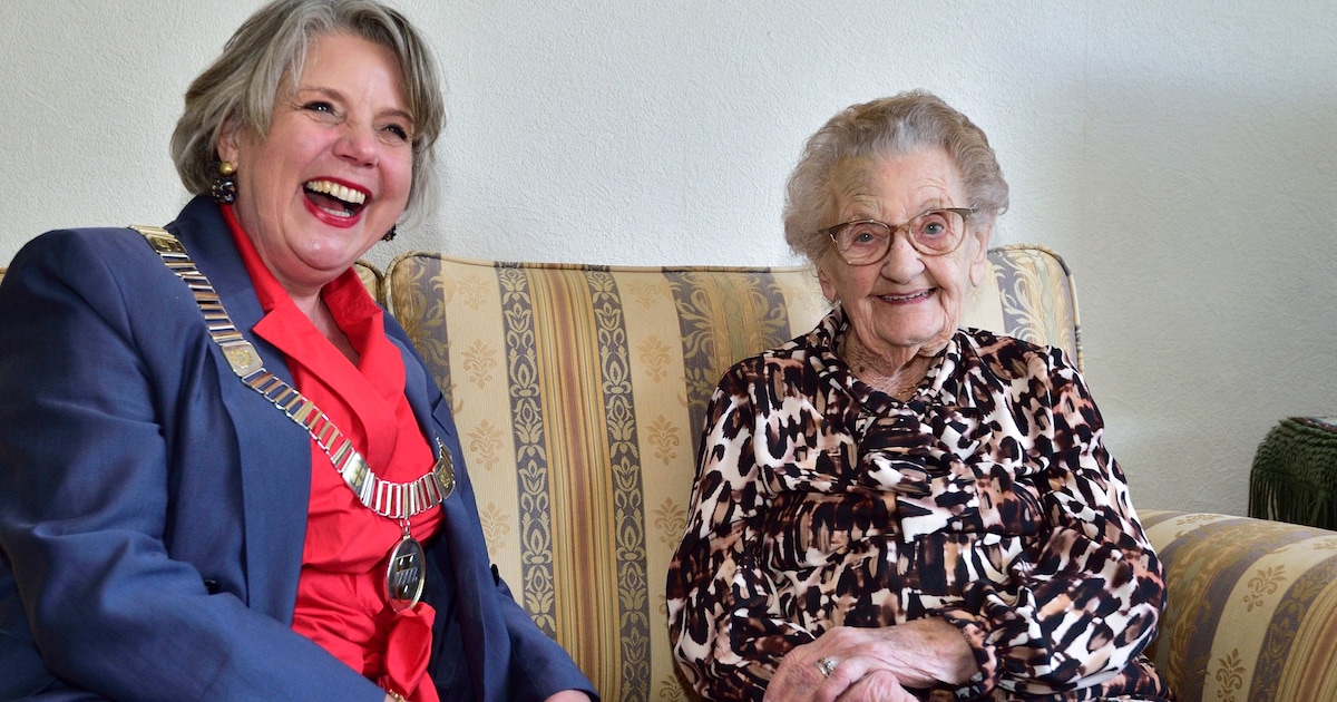 Reina (104) is nog altijd in voor een goede grap en gulle lach ...