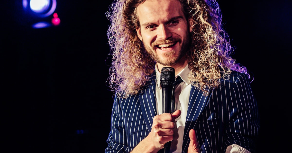 Cabaretier Teun van den Elzen bestormt Spijkenisse met scherpe humor ...