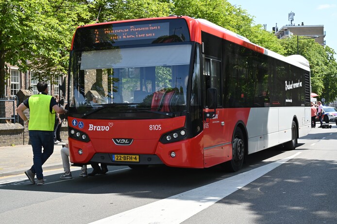 Fietsster gewond bij aanrijding met stadsbus in Breda | Breda | AD.nl