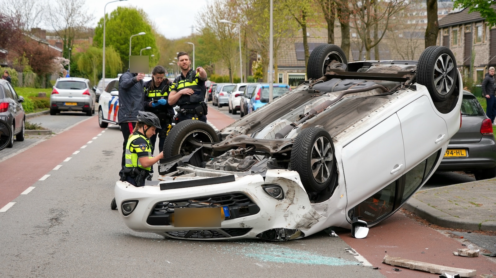 Auto over de kop geslagen op Bethesdastraat in Hoogeveen, straat dicht ...