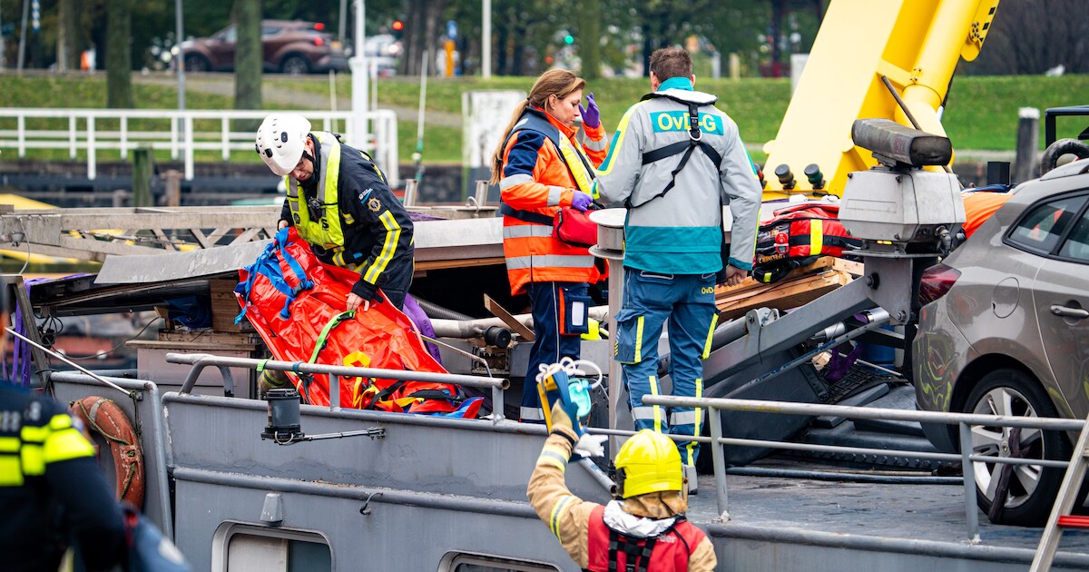 Binnenvaartschip draait rondjes in Parkhaven: schipper blijkt bekneld ...
