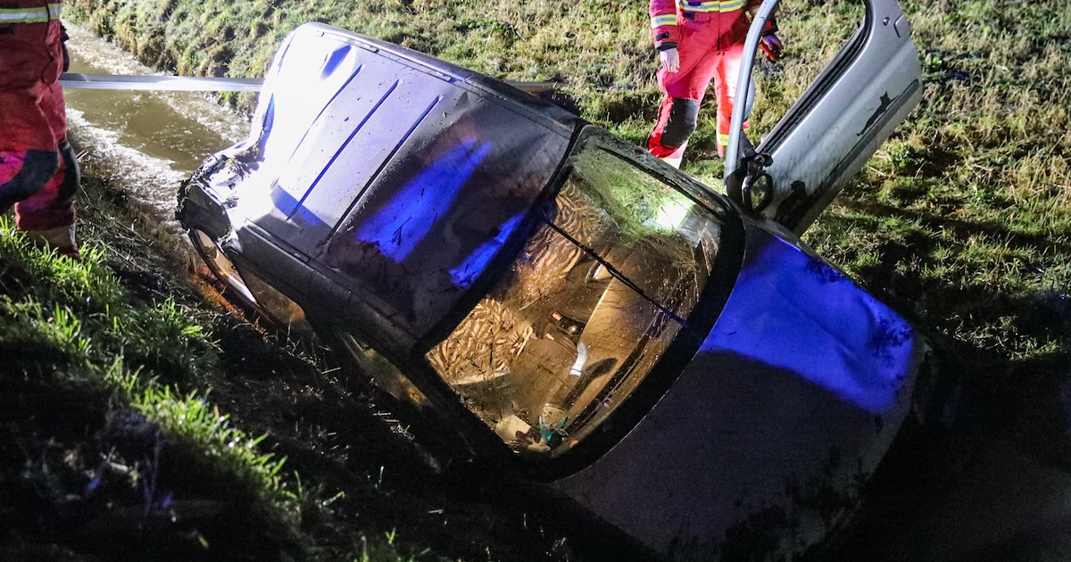 Auto raakt van de weg en belandt in sloot langs Zwaagweg in Nieuw ...