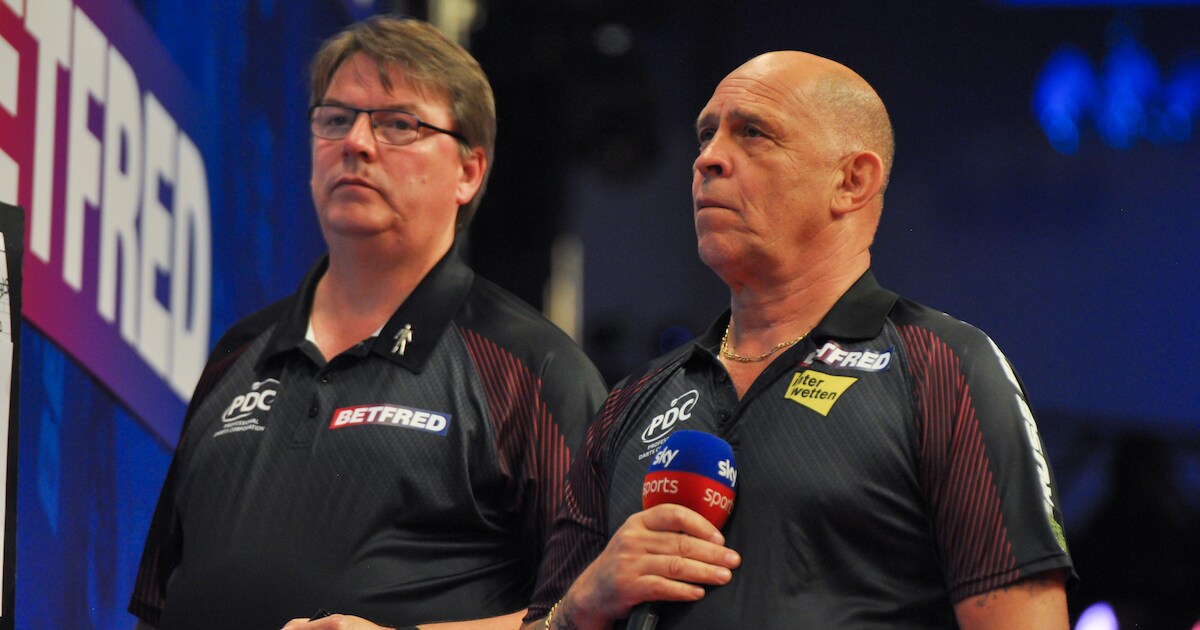 Iconische dartsscheidsrechter Russ Bray (66) stopt ermee na WK | Darts ...
