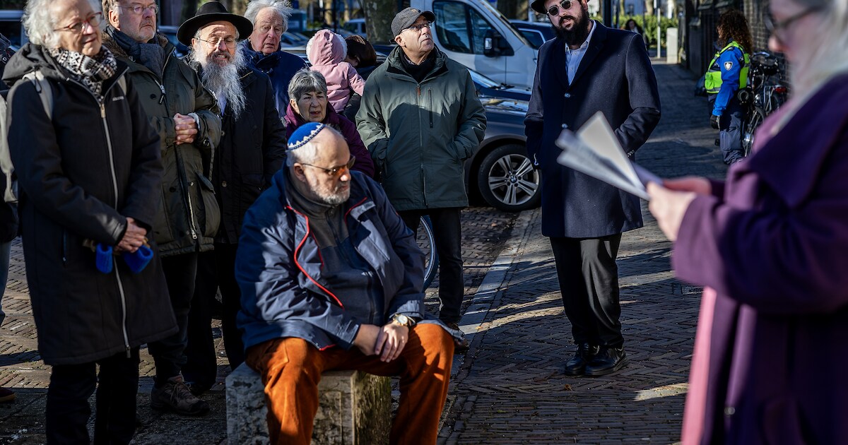 Vijftig mensen legden vandaag in Utrecht bloemen of steentjes neer ter ...