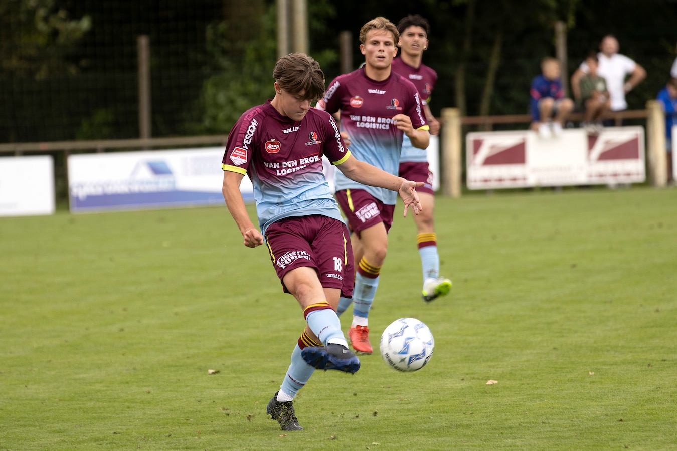 Sterkhou­der moet van het veld worden gedragen in eerste oefenduel van ...