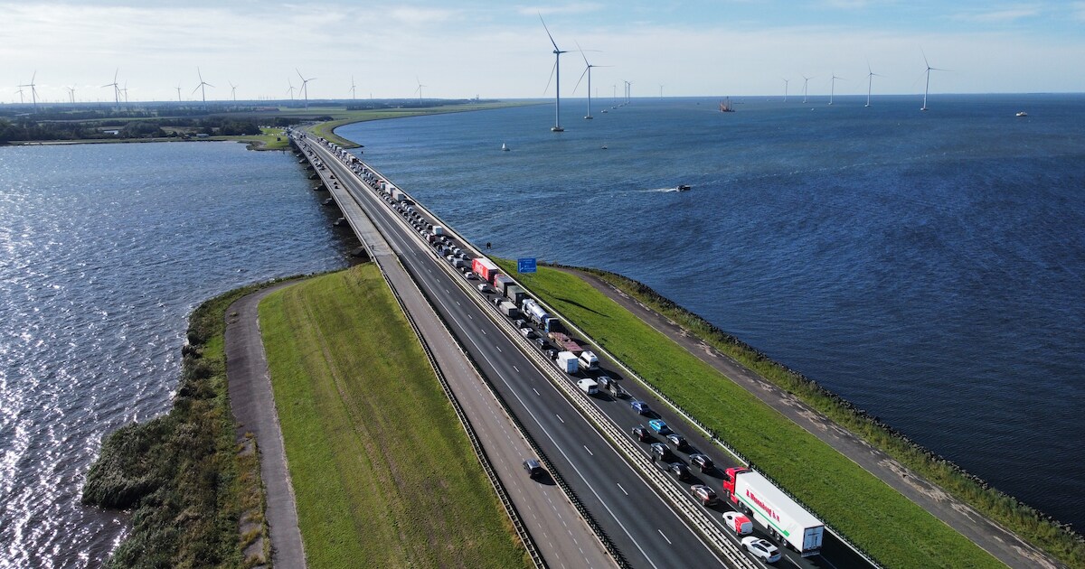 Automobilist rijdt tegen slagboom Ketelbrug aan, brug weer open voor ...