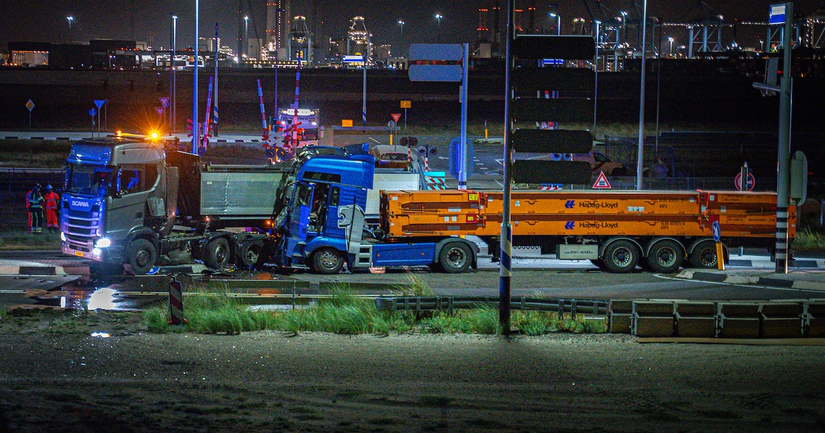 Twee vrachtwagens in botsing op de Maasvlakte, weg afgesloten vanwege ...