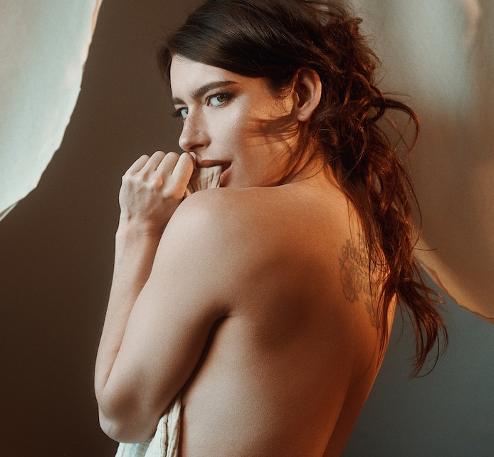 Zangeres Meis, kleindochter van Boudewijn de Groot, staat met groot litteken in Playboy: 'Heb ...