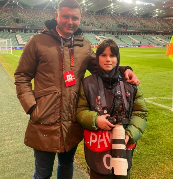 Als een echte prof fotografeerde Tymon (12) in persvak Feyenoord: ‘Het ...