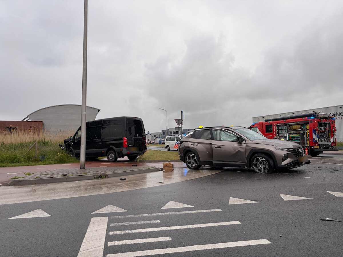 Bestelbus botst hard tegen zijkant van auto op de Ambachtsweg in ...