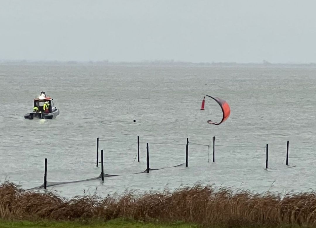 Kitesurfer in nood gered door kustwacht bij Schellinkhout | Foto | AD.nl
