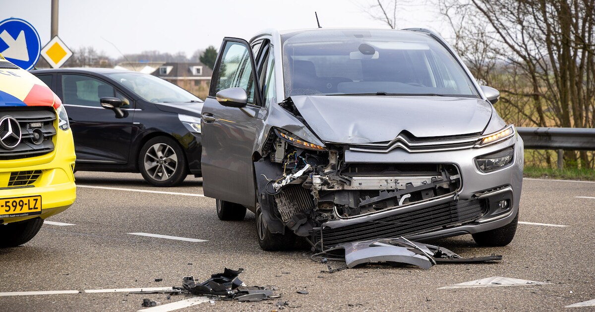 Gewonde en veel schade na frontale botsing in Vijfhuizen | 112 nieuws Haarlemmermeer | AD.nl