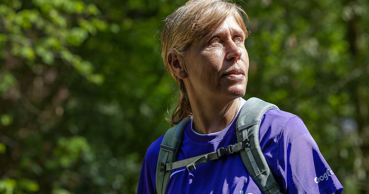 Wenneke (56) ziet nog maar 10 procent én loopt solo 500 kilometer: ‘Alsof ik permanent in dikke ...