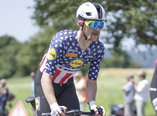 Amerikaanse kampioen Quinn Simmons soleert vanuit vroege vlucht naar ...