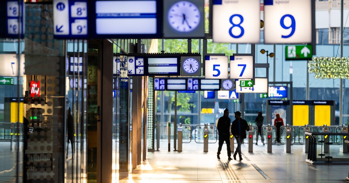 Utrecht Centraal enorm rustig vanwege treinstaking, een enkeling was niet op de hoogte | Utrecht ...
