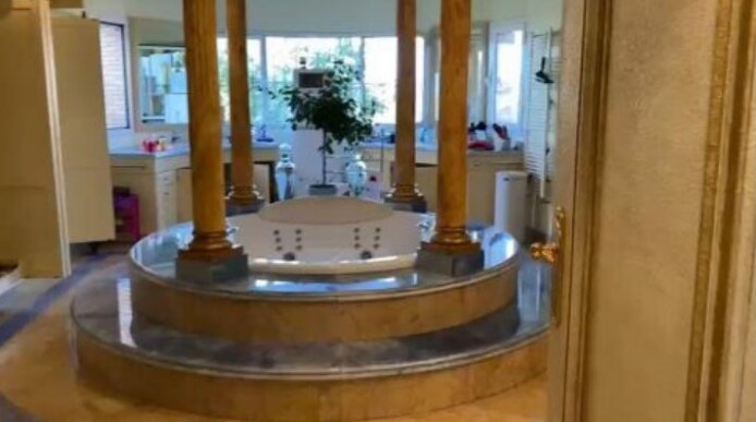 Bloedmooi, steenrijk en met ‘panic room’ in villa: dit is het verhaal ...