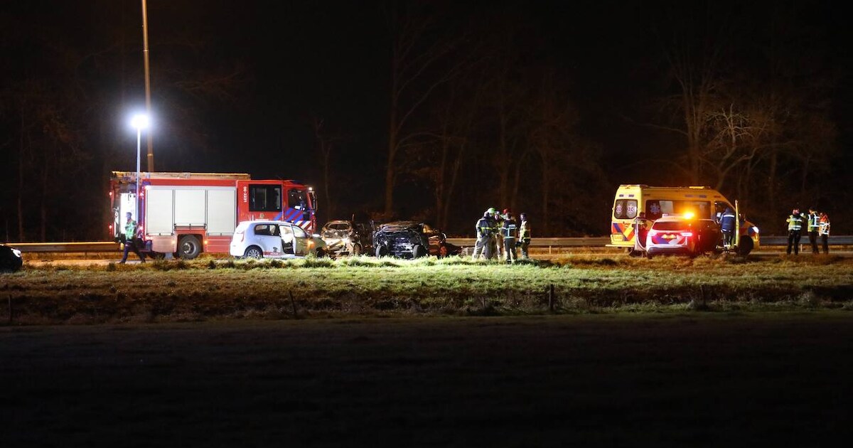 Dodelijk ongeval op A50 bij Vaassen: drie auto's volledig in de ...