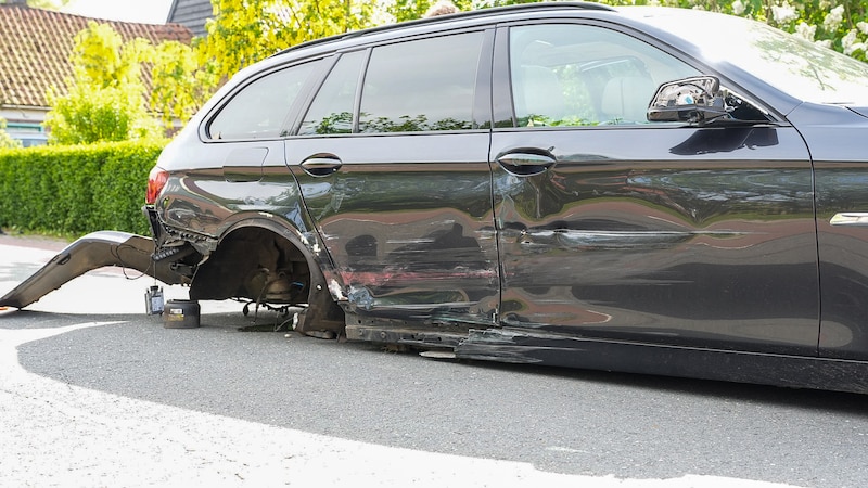 Auto verliest wiel na botsing met hek in Aartswoud | Regio | AD.nl