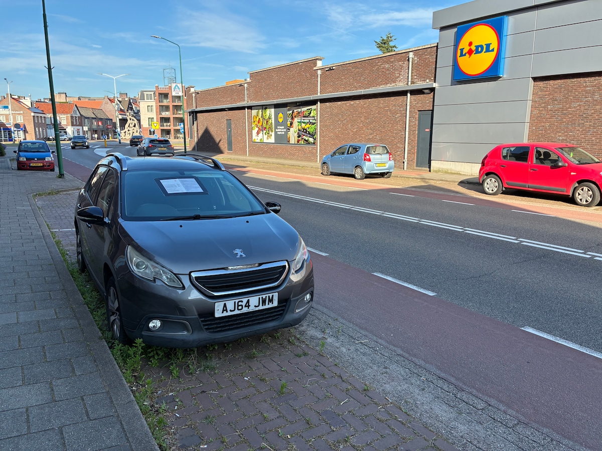 Britse auto verlaten naast Lidl in Boxmeer: buurtbewoner Sjef ziet één ...