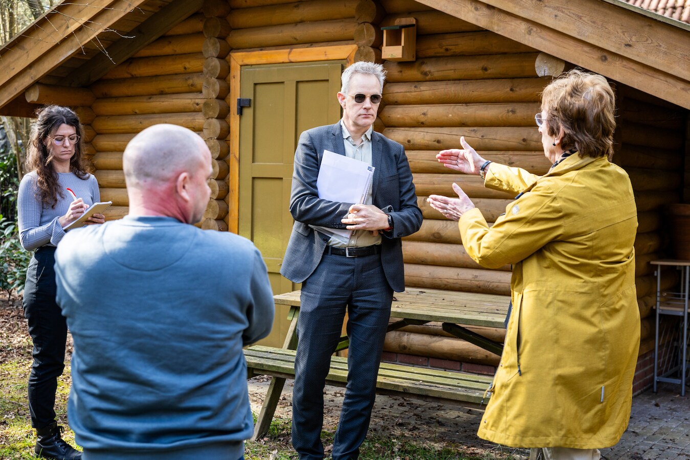 Als John ontdekt dat zijn buurvrouw zíjn grond gebruikt, plant hij deze ...