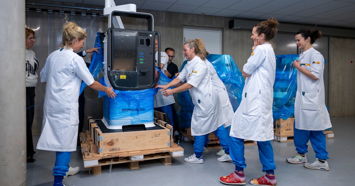 Waarom eerste operatierobot met AI goed nieuws is voor patiënten: ‘We ...