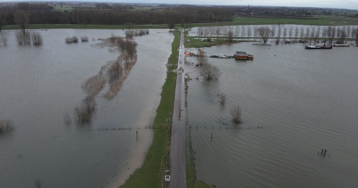 Wijk grotendeels onbereikbaar door afsluiting weg: ‘Water te hoog om ...