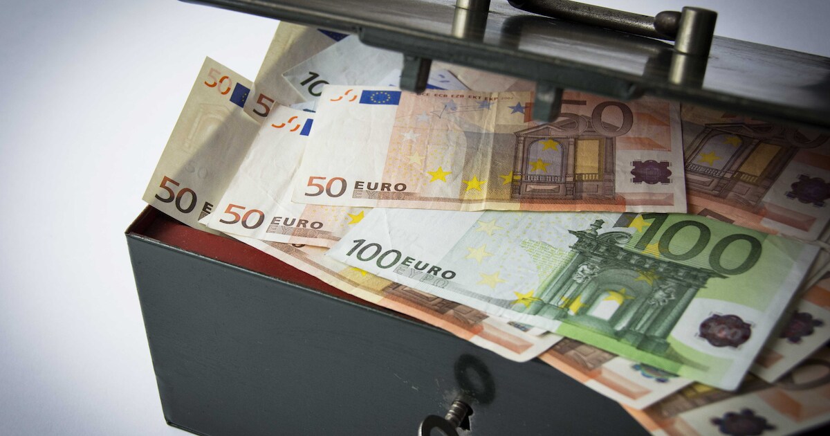 Bezuinigen is uit, geld uitgeven is in: ‘Rekening bij latere generaties ...